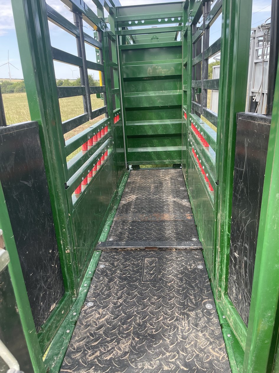 Arrowquip Q-Catch 87 Portable Chute and EZ Flow Alley